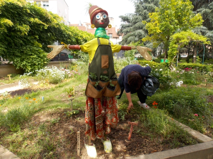 Beaux épouvantails et arbres qui parlent au square René Le Gall – Alina ...
