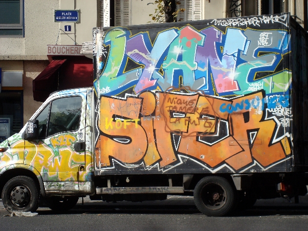 Tags et street art dans le 11ème – Alina Reyes