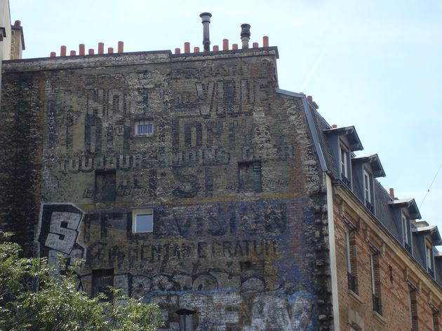 Mur écrit, mariage pompier, Lézarts à la librairie, doigt escargot etc ...